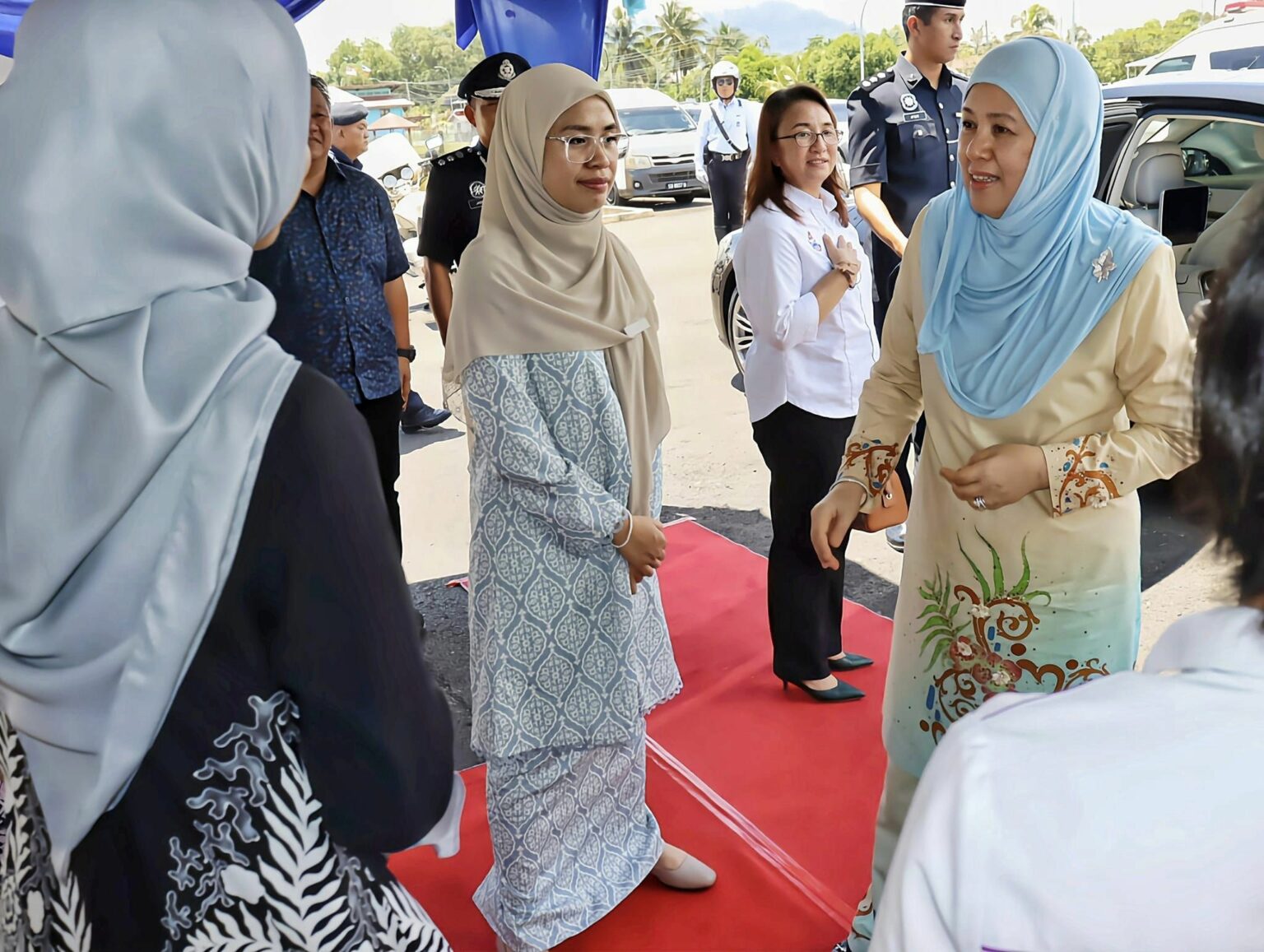 Program Bersama Toh Puan Hajah Norlidah R.M Jasni Di Rumah Orang Tua, Air Panas, Tawau - YB Rina ...