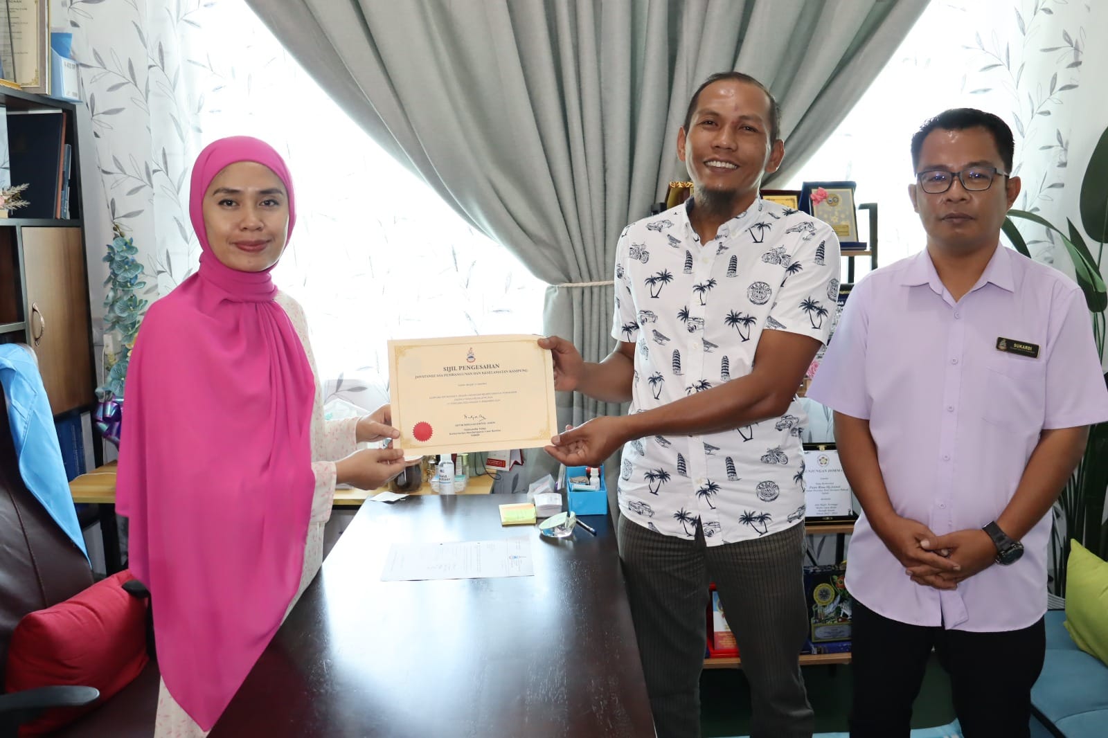 Menyerahkan Watikah Pelantikan Jawatankuasa Pembangunan dan Keselamatan ...