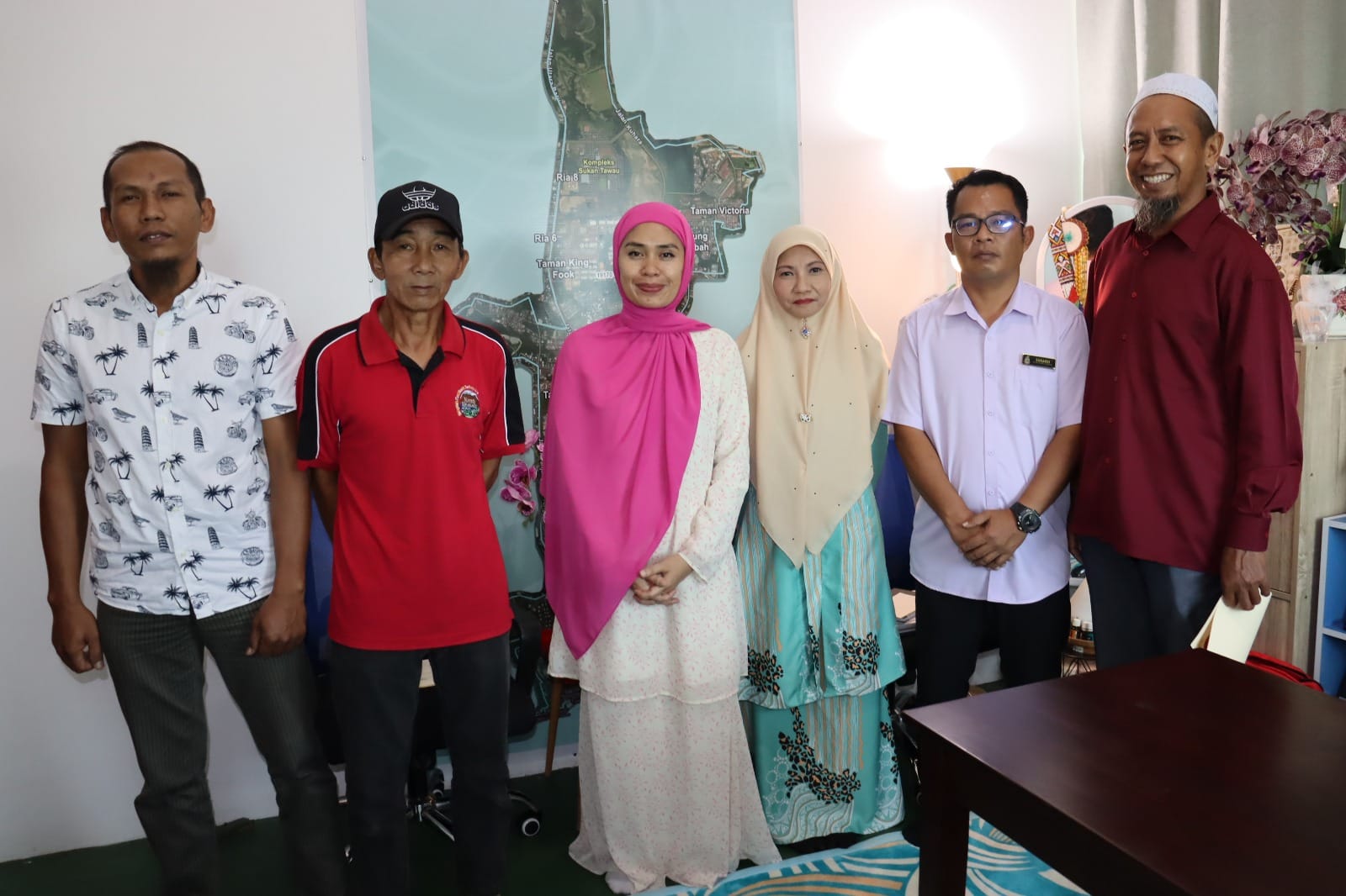 Menyerahkan Watikah Pelantikan Jawatankuasa Pembangunan dan Keselamatan ...