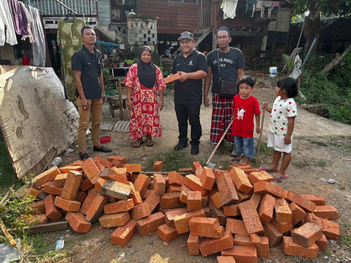 Sumbangan Bantuan Bahan Binaan Kepada Penduduk DUN Kukusan - YB Rina Hj ...