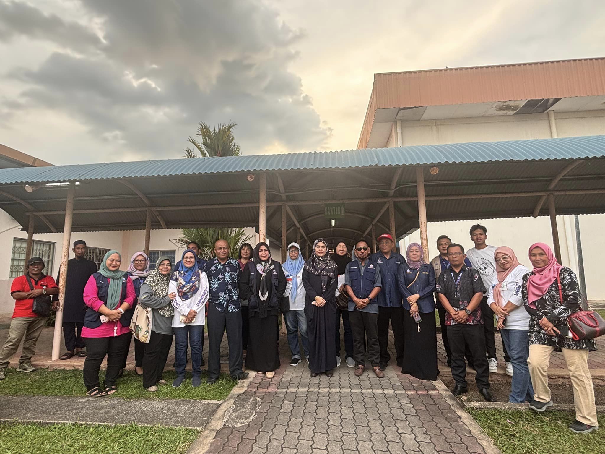 Menyantuni Mangsa Kebakaran Kg Tanjung Batu Keramat (Logpond) - YB Rina Hj. Jainal