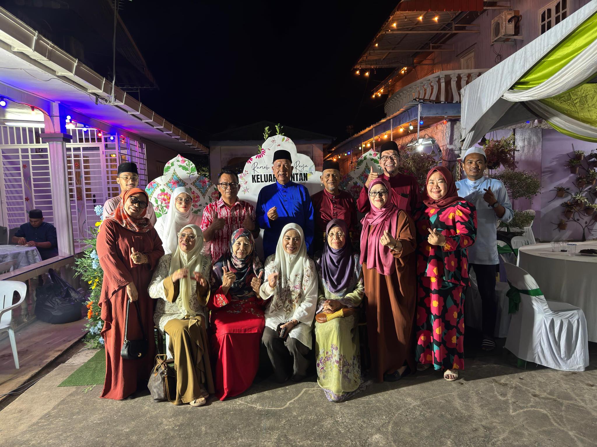 Rumah Terbuka Aidilfitri Keluarga Intan di Perkarangan Rumah Ketua ...